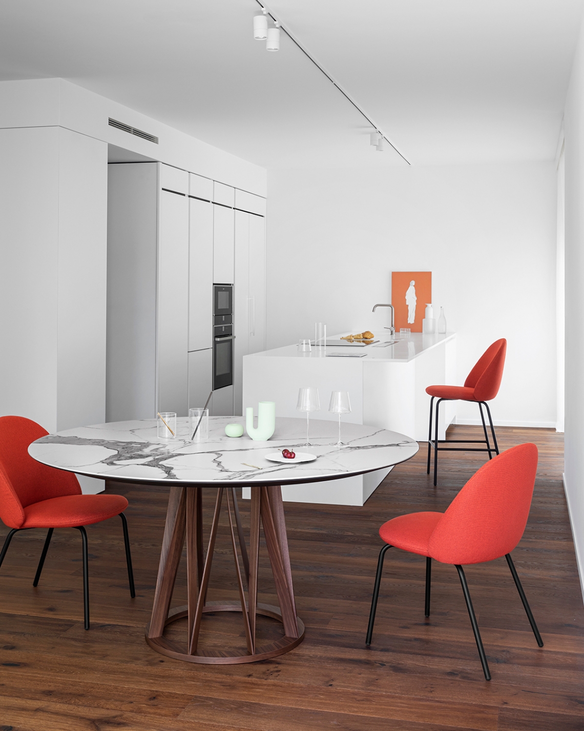 The Elegance of the Round Table - Discovering the Art of Living with ...