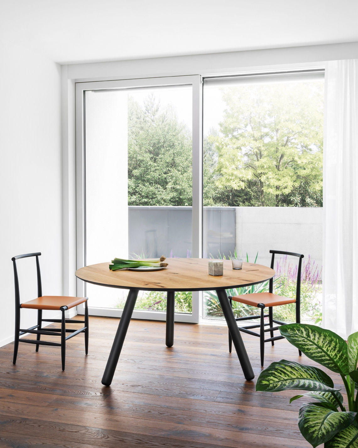 The Elegance of the Round Table - Discovering the Art of Living with ...